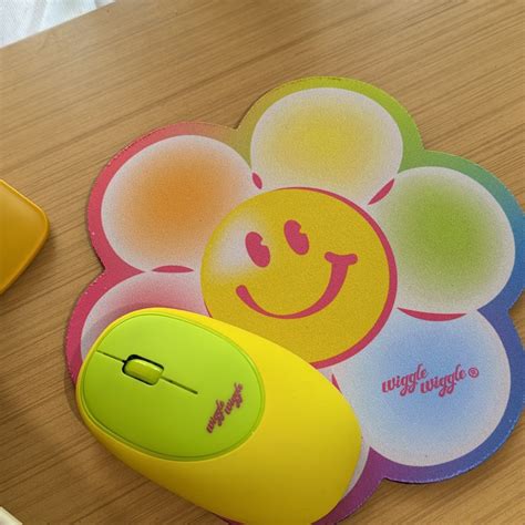 Mouse And Mouse Pad Wiggle Wiggle Mouse Set Elektronik Bagian Komputer And Aksesoris Di Carousell