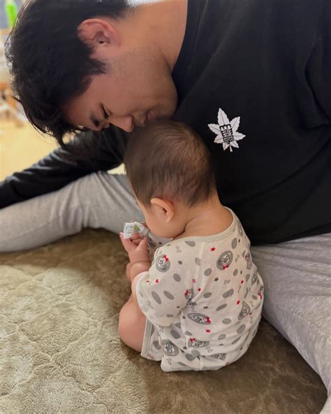 塙 真実朝飛 我が家のメンズ👨🏾👦🏻🩷 ️🩷 ️ タグlove 6か月ベビー おとこのこベビー 坊ちん成長日記 Instagram