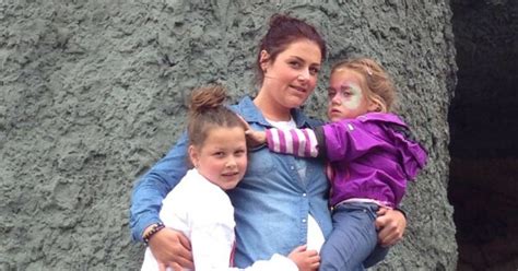 Nora Sofie 5 Kan Bare Forflytte Seg Ved å Krype På Gulvet