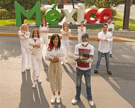 Grillo Sada Y Marcela Navarro Abrazan La Comunidad