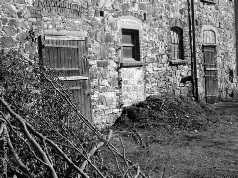 Trockene Äste Und Gestrüpp Vor Einer Alten Leerstehenden Scheune Mit