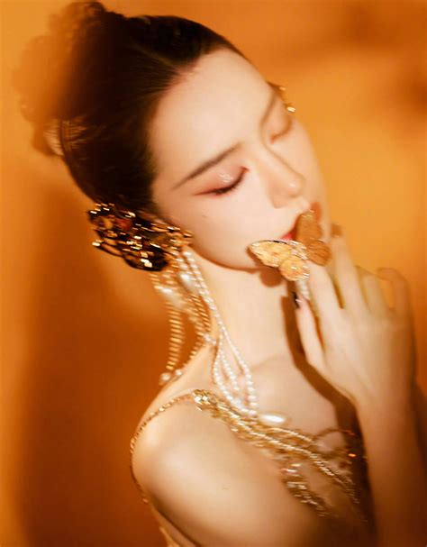 戚薇鎏金国风大片释出 穿重工刺绣纱裙气场全开 搜狐大视野 搜狐新闻