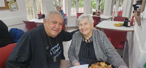 שלמה שרף בביקור מרגש בעמותת יד עזר לחבר בחיפה צפו חדשות Nws