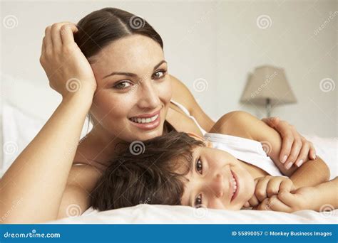 Madre E Hijo Que Se Relajan En Cama Imagen De Archivo Imagen De Hijo