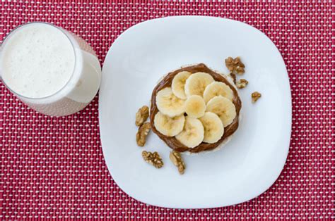 Kue Beras Dengan Dulce De Leche Pisang Dan Susu Dalam Gelas Foto Stok Unduh Gambar Sekarang