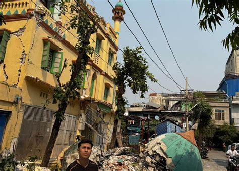 ယာယီသမ္မတ ဦးမင်းအောင်လှိုင်က ဗိုလ်ချုပ်မှူးကြီး မင်းအောင်လှိုင်ကို ၆