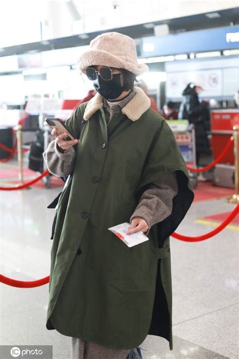 王珞丹军绿色羊毛领大衣搭牛仔裤 背包时尚前卫 搜狐大视野 搜狐新闻