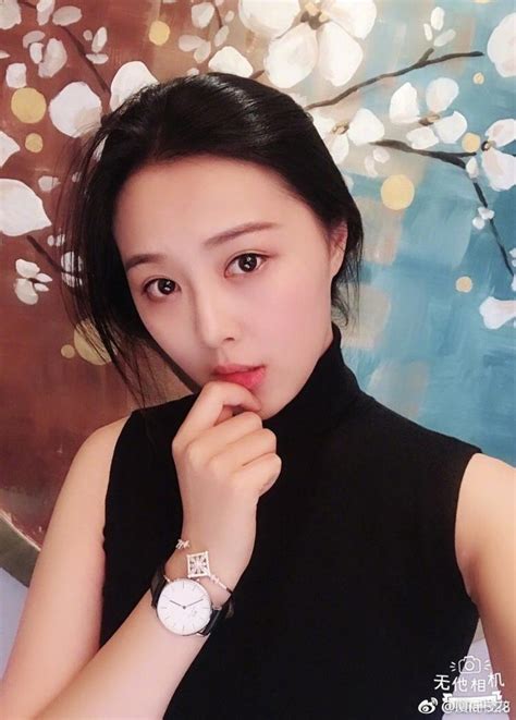 她叫李立群，94年，毕业于北京舞蹈学院，身高169cm，身材不错哦