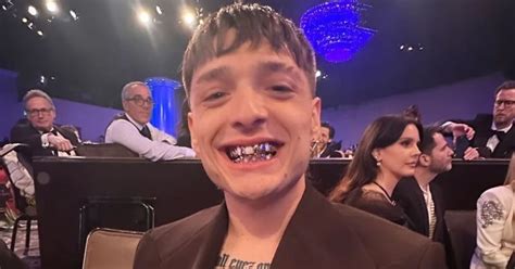 ¿a Qué Huele Peso Pluma Cantante Confiesa Qué Perfumes De Alta Gama