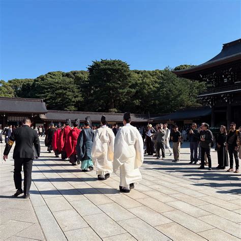 明治神宮・明治神宮崇敬会【公式】東京原宿 明治神宮では11月1日から3日まで 秋の大祭を執り行いました🍁 御祭神 明治天皇の御生誕日である3日の例祭では、天皇陛下のお遣いである勅使の御参向