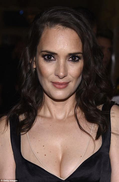 Winona Ryder Zeigt Ihr Dekolleté In Einem Satin Lbd Bei Der Marc Jacobs