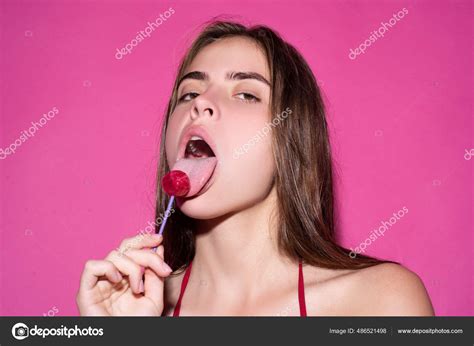 Mulher Sedutora Lambendo Pirulito Banner De Arte Lábios Vermelhos Com