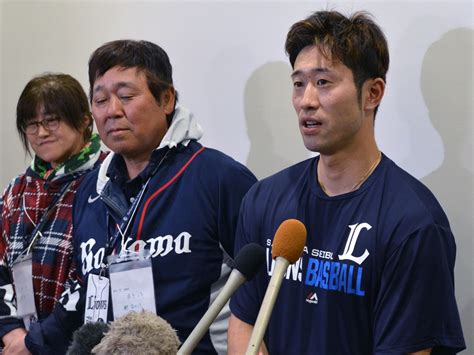 家族と一緒の外崎修汰選手 弘前経済新聞