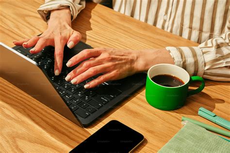 Manos Tecleando En Un Portátil Con Café Cerca Foto Imagen De