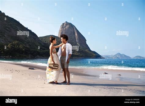 Brasilianische Frau Am Strand Fotos Und Bildmaterial In Hoher
