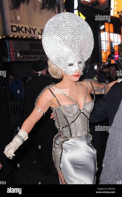 Lady Gaga Poses With Police Officers At The New Years Eve 2012 In