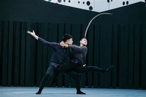 【臺灣舞蹈平台】以身體作為找回自我的途徑：翃舞製作《羽人》＋秋杉所在《採 身》 ⠀⠀ 世界之大，該如何突破生活裡有形、無形的牢籠？又如何在每個移步中，找回真正的自我？ ⠀⠀ 翃舞製作