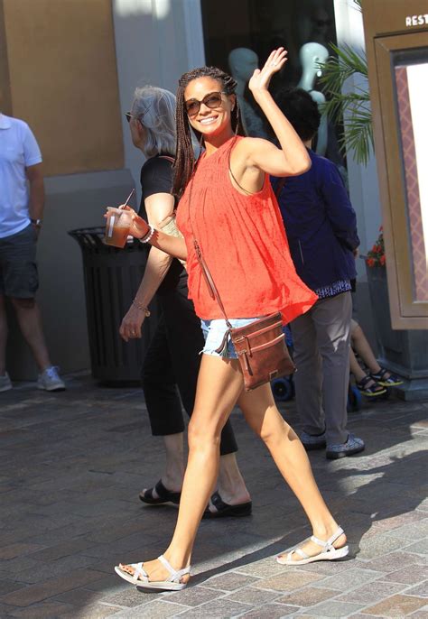 Rochelle Aytes In Shorts Shopping At The Grove 02 Gotceleb