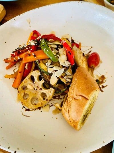 สลัดผักย่างน้ำสลัดบาซามิก ร้าน Melon Cafe Melon Jj Farm Wongnai