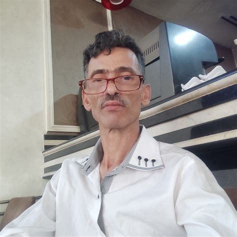 طائر الكناري وتغريدة جميلة وتقاليد حسون عصافير الطبيعةوالحياة الطبيعةالخلابة الطبيعة الطيور