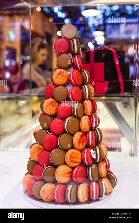 Tour De Macarons Pyramide Assortiment De Macarons Colorés Pour La Vente Au Magasin De Bonbons