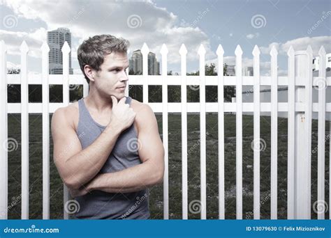 Uomo Bello Che Osserva Al Lato Fotografia Stock Immagine Di Muscolare