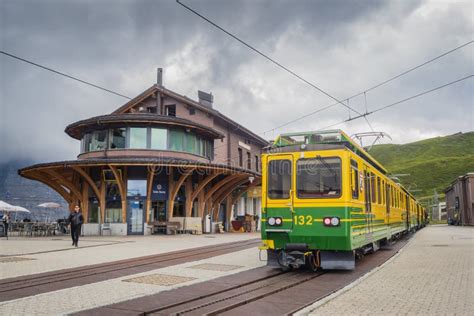 Zug Bei Kleinen Scheidegg Ein Bergpass Unterhalb Und Zwischen Den Eiger
