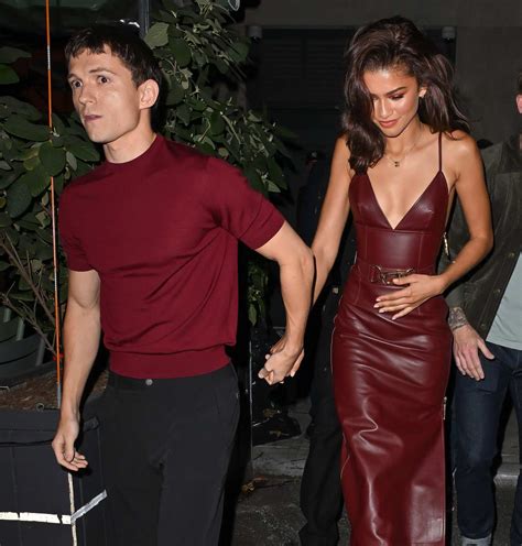 Tom Holland Y Zendaya Enamorados Y A Tono En Lanzamiento De Su Marca
