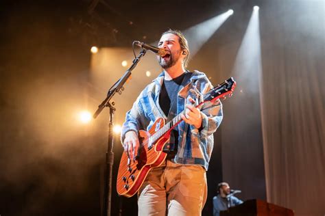 Noah Kahan Leads Sing Along At Sold Out Lakeview Amphitheater