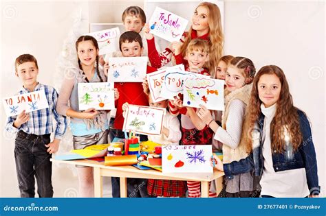 Niños Que Hacen La Tarjeta Imagen De Archivo Imagen De Regalo Lindo