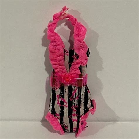 Mattel Toys Monster High Draculara Fang Swim Class Black Pink White