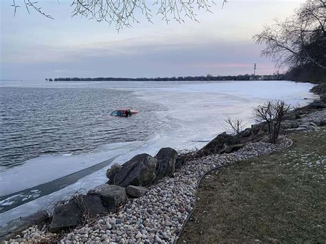 Driver Plunges Into Lake Winnebago Near Neenahs Kimberly Point Park
