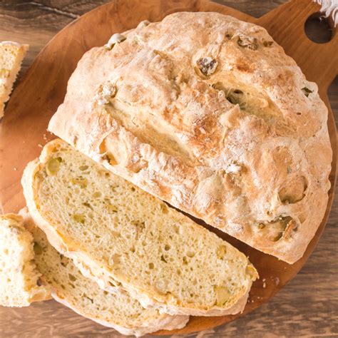 Easy Homemade Green Olive Bread Recipe No Knead Hostess At Heart