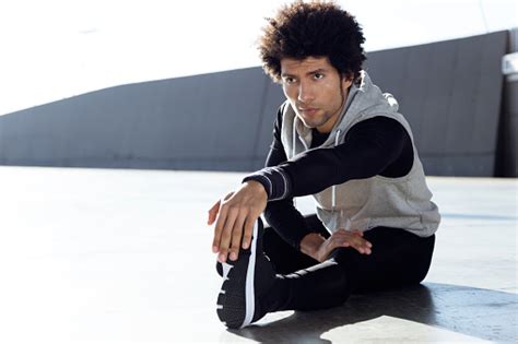 Pemuda Yang Bugar Dan Sporty Melakukan Peregangan Di Kota Foto Stok