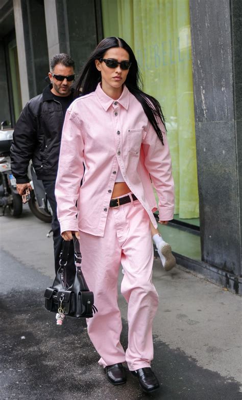 Amelia Hamlin Out In Milan 09 18 2024 • Celebmafia
