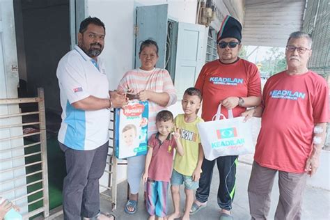 Keadilan Simpang Renggam Bantu Keluarga B40