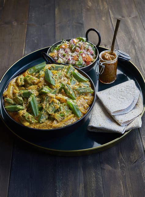 Sunehri Bindhi Red Rickshaw