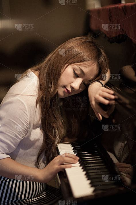 弹钢琴的女孩