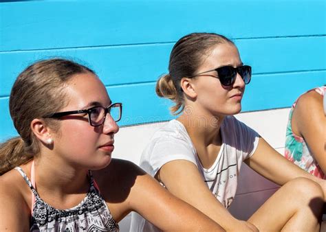 Unga Flickor Som Sitter På Färjan Från Dubrovnik Till Lokrum