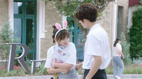 شاب مغرور بيستهزأ ببنت فقيره وجميله لحد ما بتضربه فبيجبرها تبقى خادمه