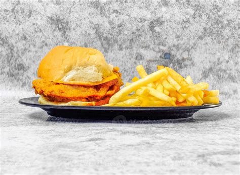 Doble Hamburguesa Con Queso Y Papas Fritas 51980257 Foto De Stock En
