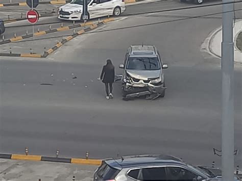 La Un Pas De Tragedie Doua Masini Avariate Dupa Ce S Au Lovit Intr O Intersectie Momentul