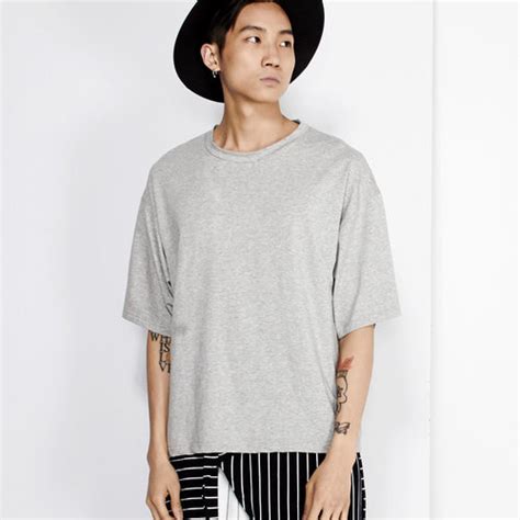 正肩t恤店铺正肩t恤落肩t恤大山谷图库