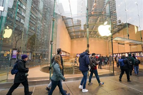 Nypd Cop Indicted For Allegedly Punching Unruly Man In Apple Store