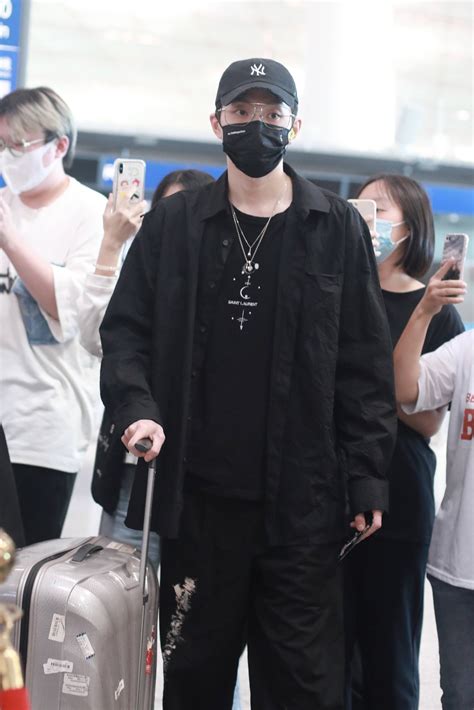 范世琦一身黑色潮服现身机场 戴金丝框眼镜显雅痞 搜狐大视野 搜狐新闻