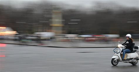 இந்த வண்டியை எடுத்துட்டு ரோட்ல போக முடியலைங்க டெல்லி பெண்களைப்