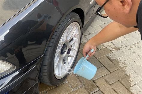 Ini Cara Mudah Bersihin Pelek Mobil Bekas Biar Jadi Kinclong Lagi