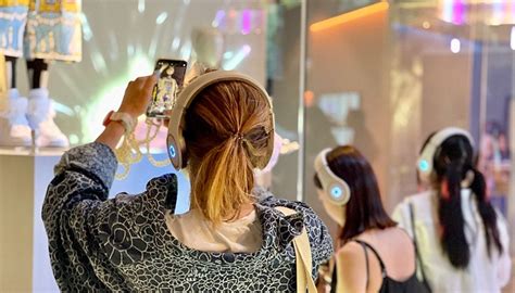 Diva Celebrating Iconic Performers At The Vanda Blooloop