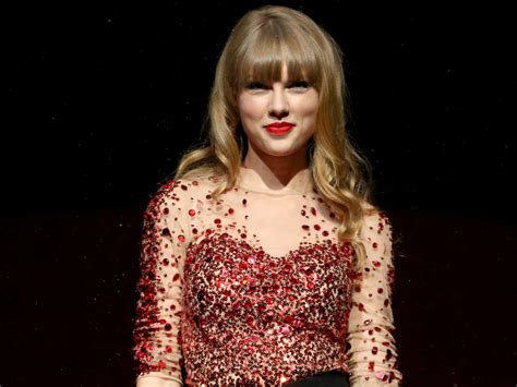 100 Red Taylors Version Wallpapers