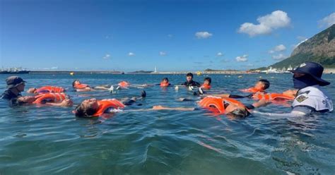 옷 입은 채 바다에서 생존하기제주만의 특별한 생존수영 교육
